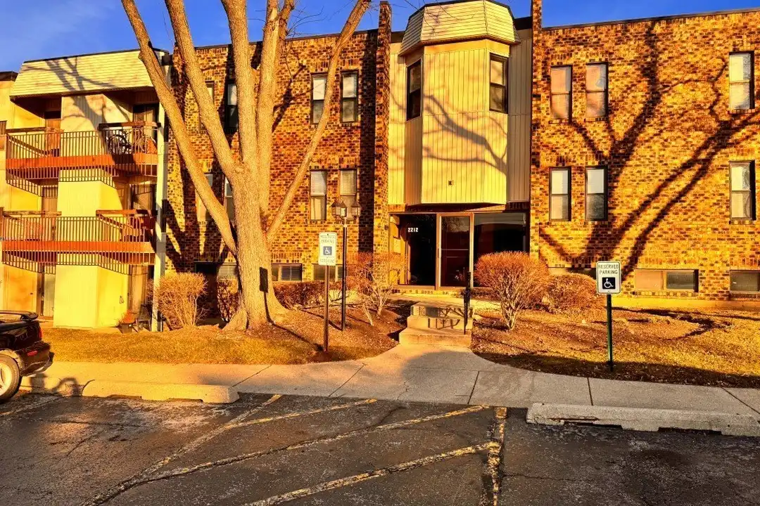 2212 Country Club Dr #6 - Woodridge, IL 60517 | ApartmentGuide.com