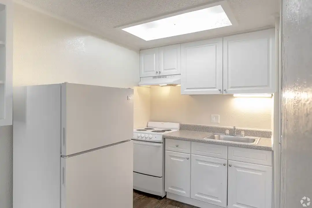 Crystal Court Apartments - Lakeland, FL 33801 | ApartmentGuide.com